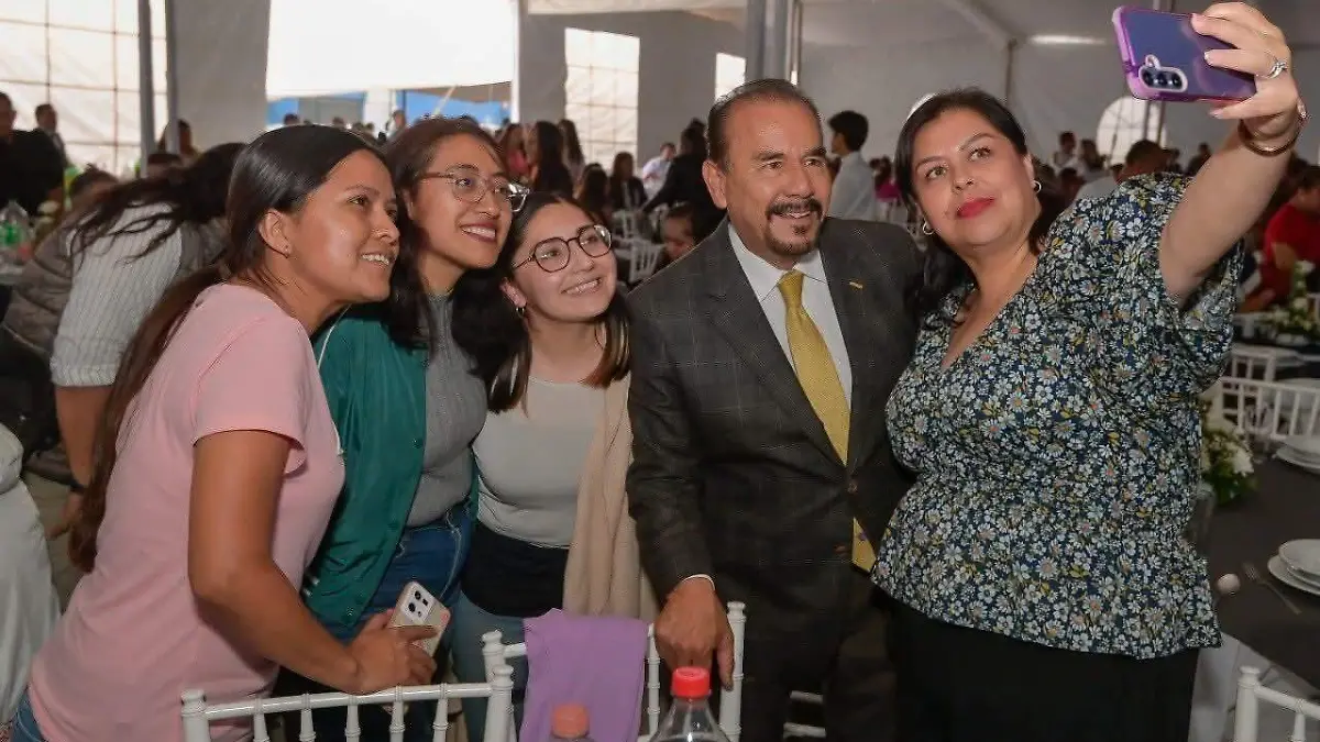 Maestros de Atizapán agradecen a Pedro Rodríguez, por el festejo del ...