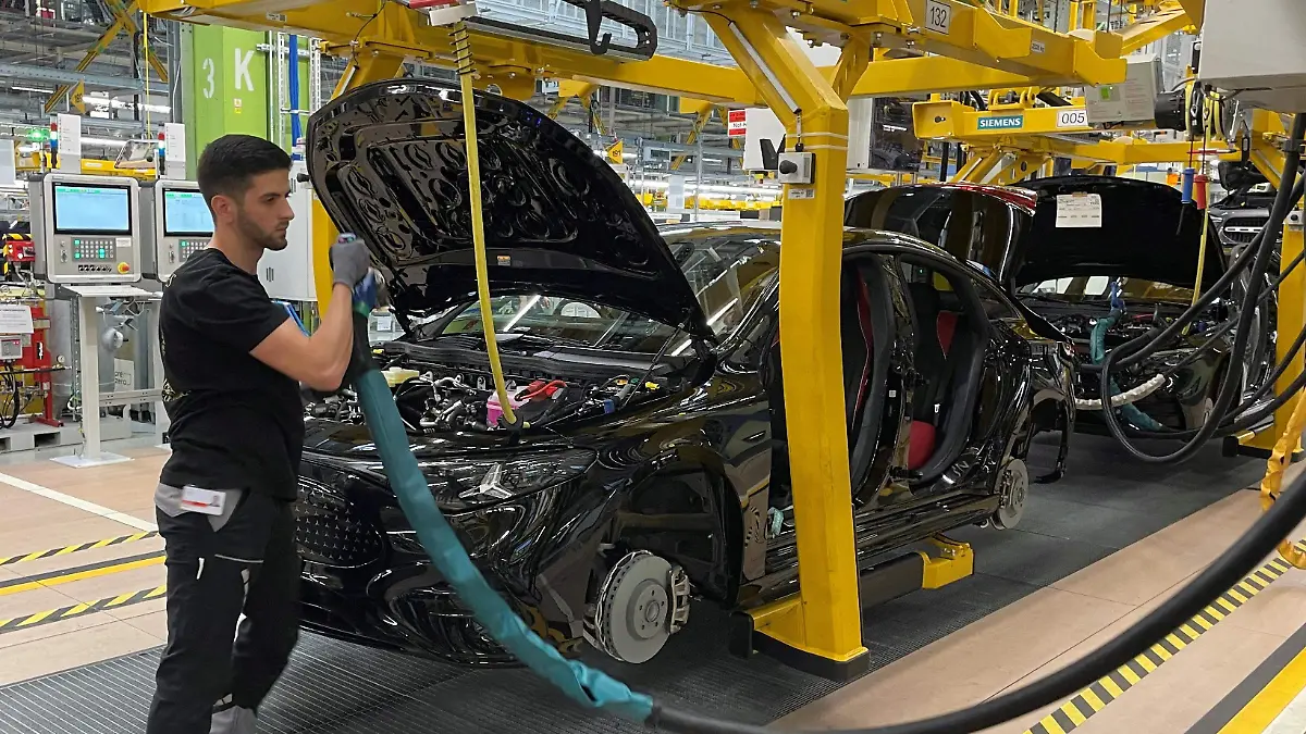 Planta de camionetas de GM en México detiene su producción durante ...